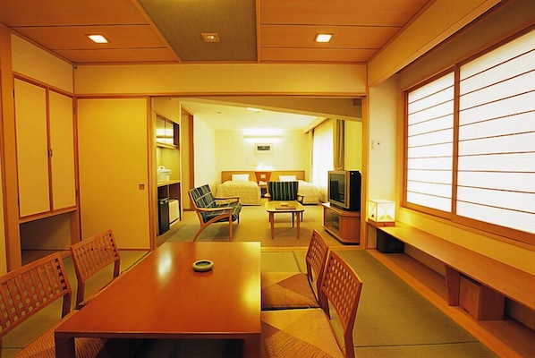 Quarto (Japanese Western Room) | Cofres nos quartos