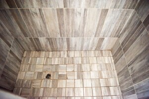 Chuveiro, toalhas de banho