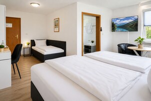 Quarto triplo básico | Escrivaninha, Wi-Fi de cortesia, roupa de cama