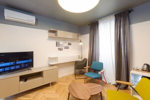 Quarto casal luxo (1) | Sala de estar | TV de tela plana