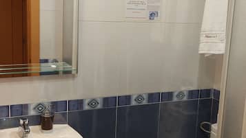 Quarto casal | Banheiro | Chuveiro, chuveiro com efeito de chuva, toalhas de banho