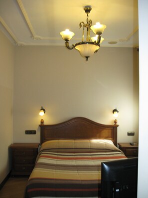 Quarto casal standard, 1 cama de casal | Escrivaninha, berços grátis, Wi-Fi de cortesia, roupa de cama
