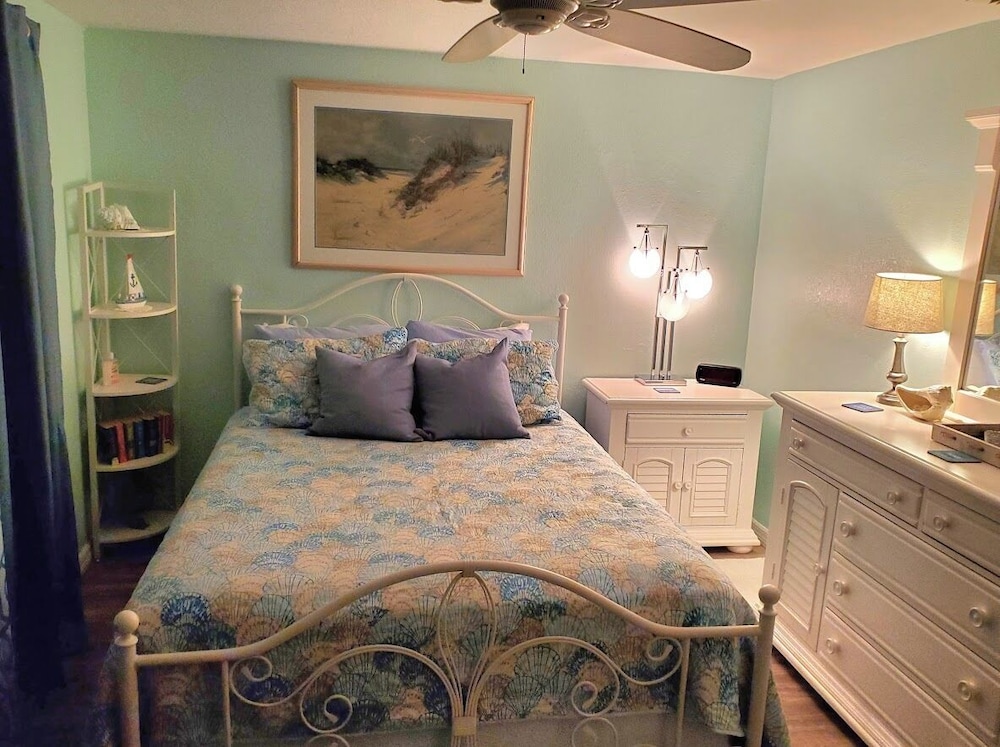 Private Bedroom And Private Bath At Separate End Of Home With Water Views. - Holiday, FL