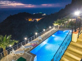 Piscina exterior sazonal, da(s) 8:00 à(s) 22:00, guarda-sóis