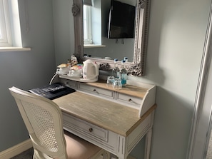 Quarto Duplo Deluxe, 1 cama king-size | Secretária, cortinas/cortinados opacos, quartos insonorizados