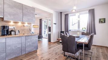 Apartamento Deluxe, várias camas, não se aceitam animais de estimação (AP 6) | Cozinha privada | Uma cadeira de bebé