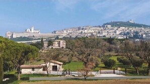 Uma cidade histórica com uma igreja imponente no topo de uma colina e um edifício grande com torre.