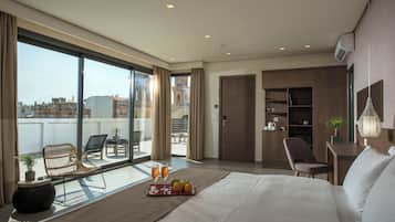 Junior Suite with Outdoor Jetted Tub and Side Sea View | 1 quarto, minibar, cofre no quarto, com decoração personalizada