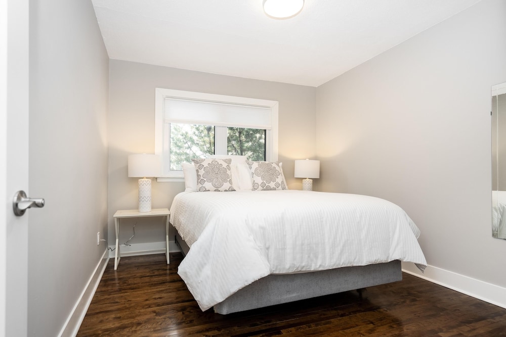 South Wpg Wildwood Park+ Entire 2br 1.5bath(52) - Winnipeg