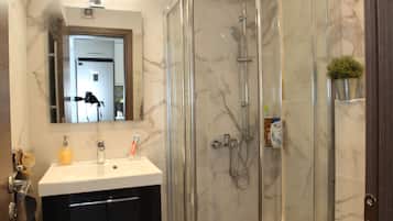 Apartamento, 1 quarto | Casa de banho | Um polibã, artigos de higiene pessoal grátis, um secador de cabelo