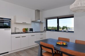 Apartamento (Type H) | Cozinha privada | Um frigorífico, um micro-ondas, um forno, uma placa de cozinha 