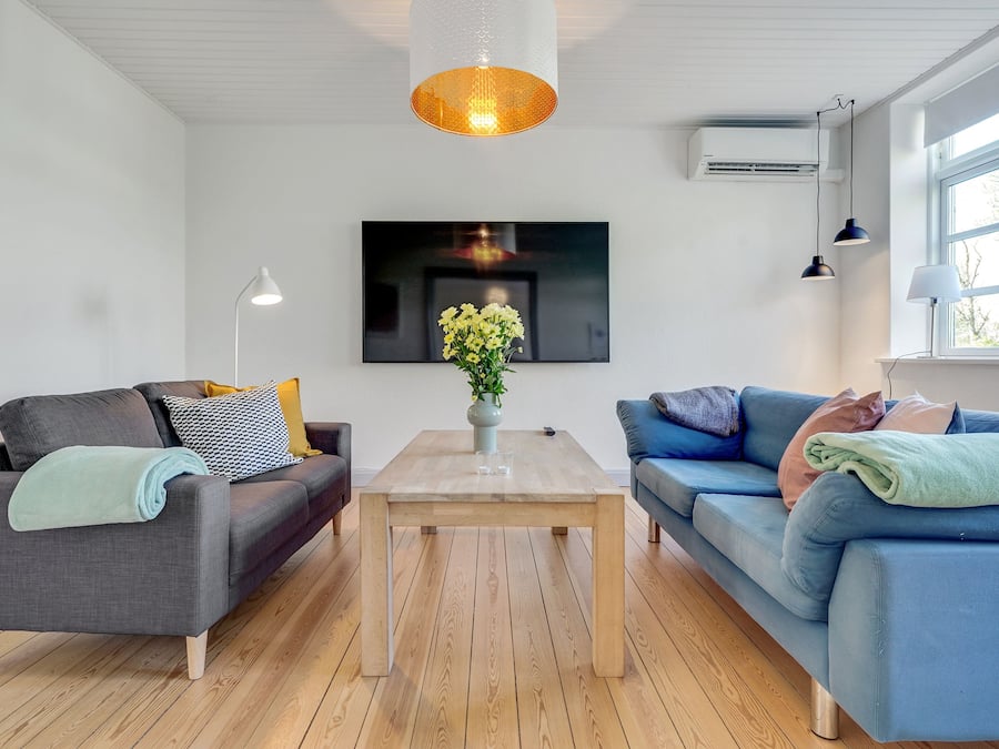 Apartamento Comfort, várias camas, vista para o lago | Sala | TV de ecrã plano