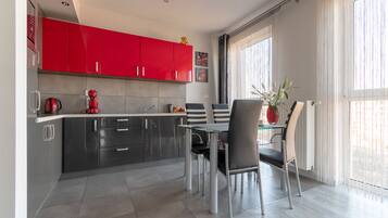 Apartamento Deluxe, várias camas, Vista para a cidade | Cozinha privada | Um frigorífico, um micro-ondas, uma placa de cozinha
