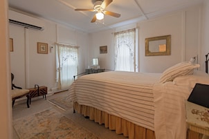 Suíte, 1 cama Queen | Quartos à prova de som, Wi-Fi de cortesia, roupa de cama