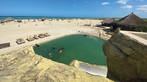 Piscina exterior, guarda-sóis, espreguiçadeiras 