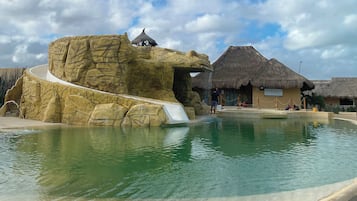 Piscina exterior, guarda-sóis, espreguiçadeiras