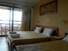 Estúdio, 3 camas de solteiro, vista para o mar | Ferros/tábuas de passar roupa, Wi-Fi de cortesia, roupa de cama