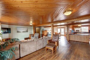 Suite, 1 cama king-size e sofá-cama | Sala de estar | Televisor LED de 40 polegadas com canais via satélite, televisor 