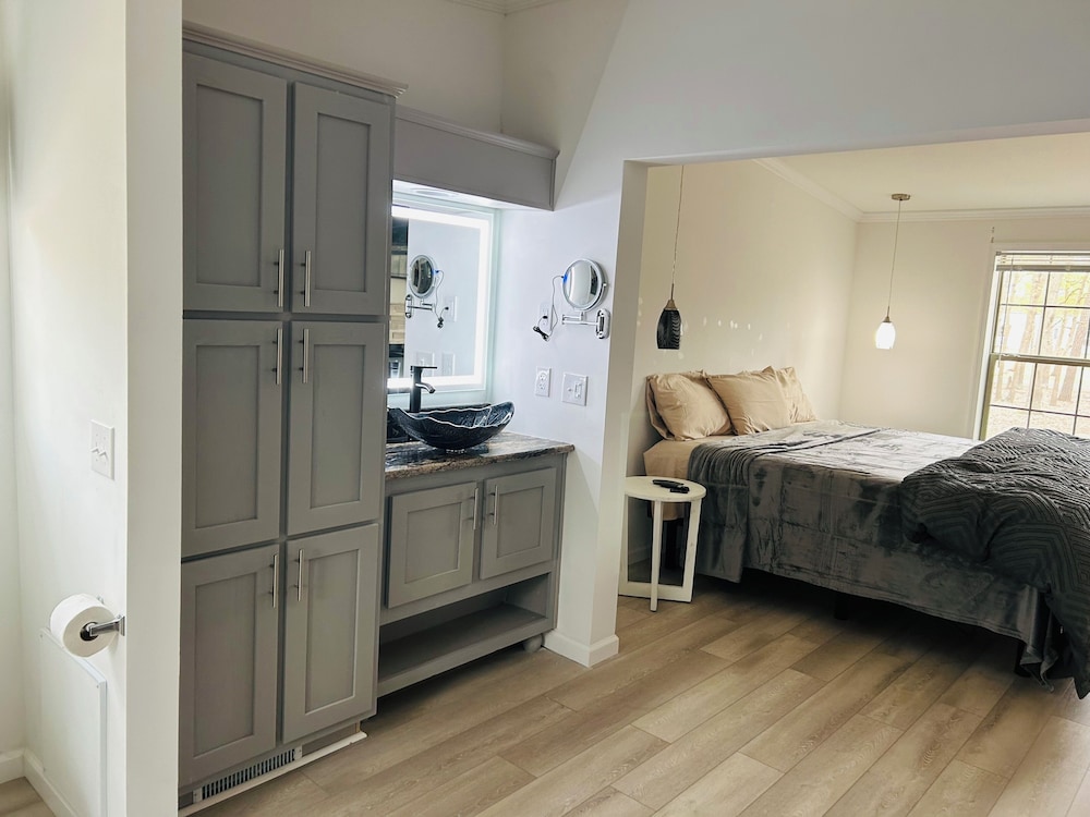 Luxury Cottage House Sophisticated And Comfortable Bed And Furnishings 75 In Tv - Renault Winery
