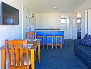 Apartamento, 2 quartos | Cozinha americana privada | Refrigerador em uma área comum, micro-ondas em uma área comum