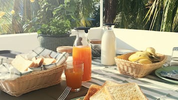 Pequeno-almoço continental diário (5 USD por pessoa)