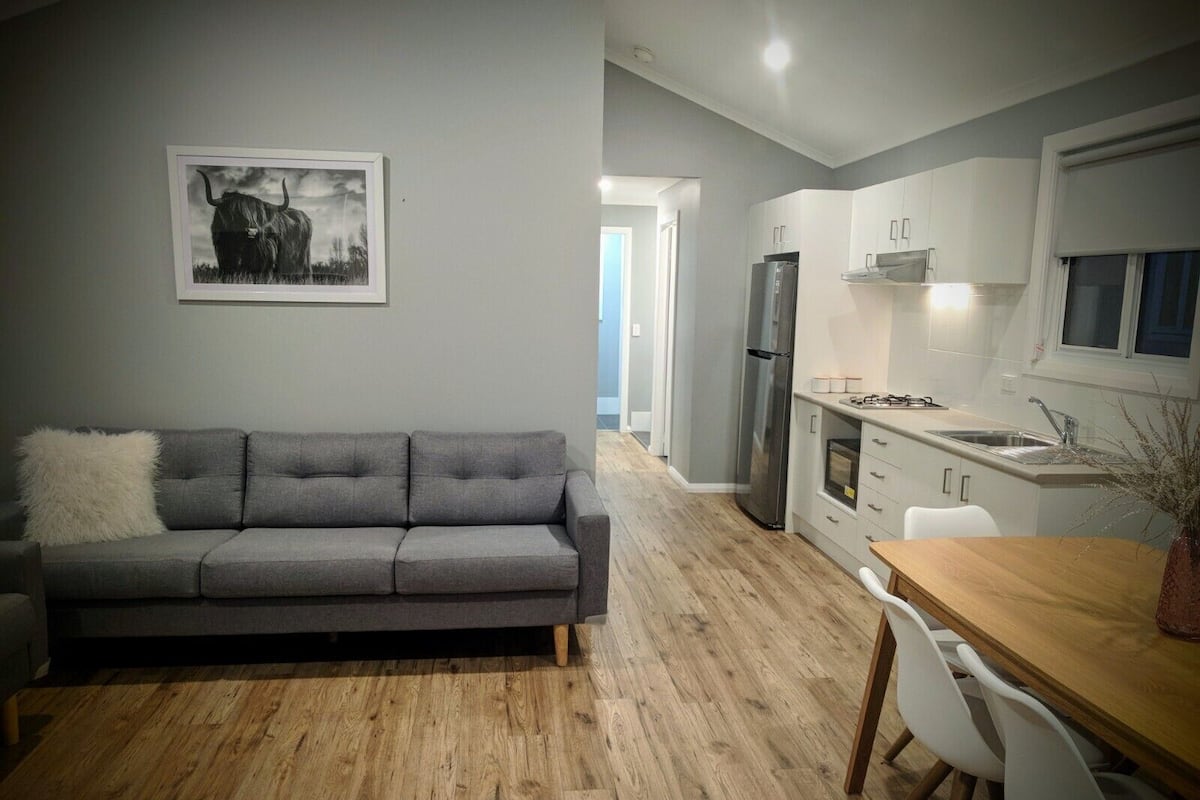 Cabana superior, 2 quartos | Área de estar | TV LED 42 polegadas com canais digitais