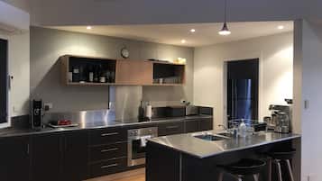 Casa Exclusiva, 3 quartos, 2 casas de banho, vista para a montanha | Cozinha privada | Um frigorífico/congelador grande, um micro-ondas, um forno