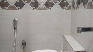 Um polibã, artigos de higiene pessoal grátis, toalhas fornecidas