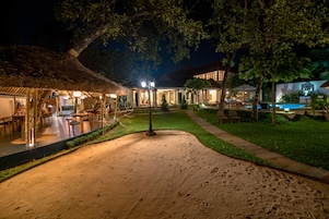 Fachada da propriedade à noite