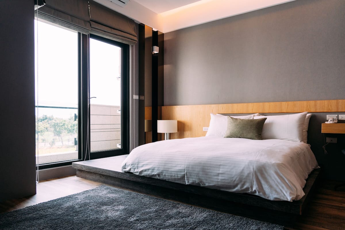 Quarto casal luxo | Escrivaninha, cortinas blackout, quartos à prova de som