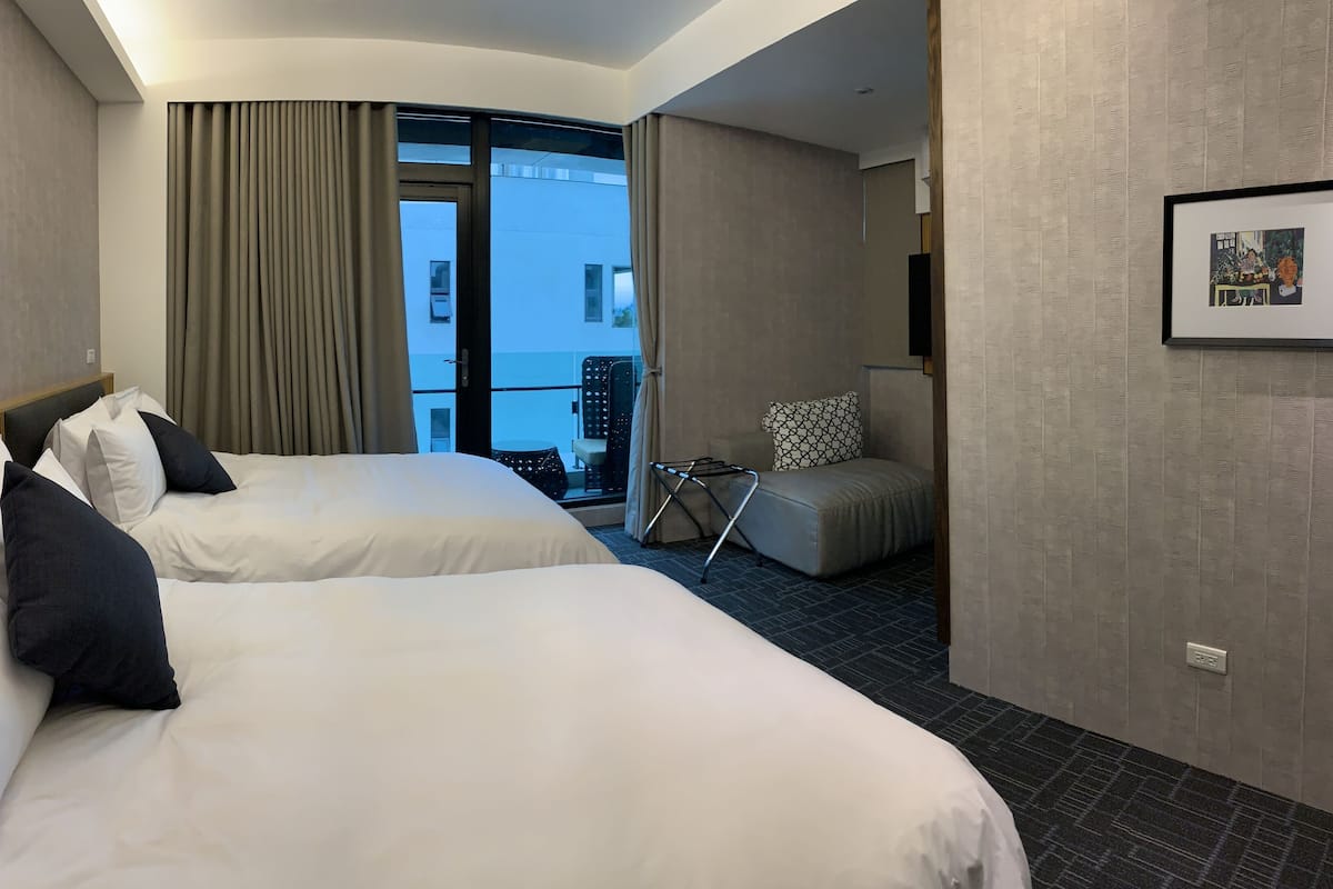 Quarto quádruplo | Escrivaninha, cortinas blackout, quartos à prova de som