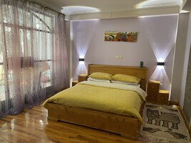 Cofres nos quartos, escrivaninha, cortinas blackout