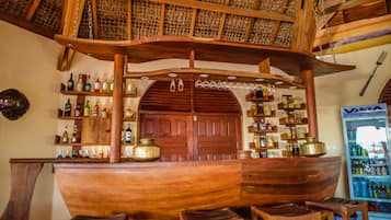 2 bares/lounges, um bar à beira da piscina