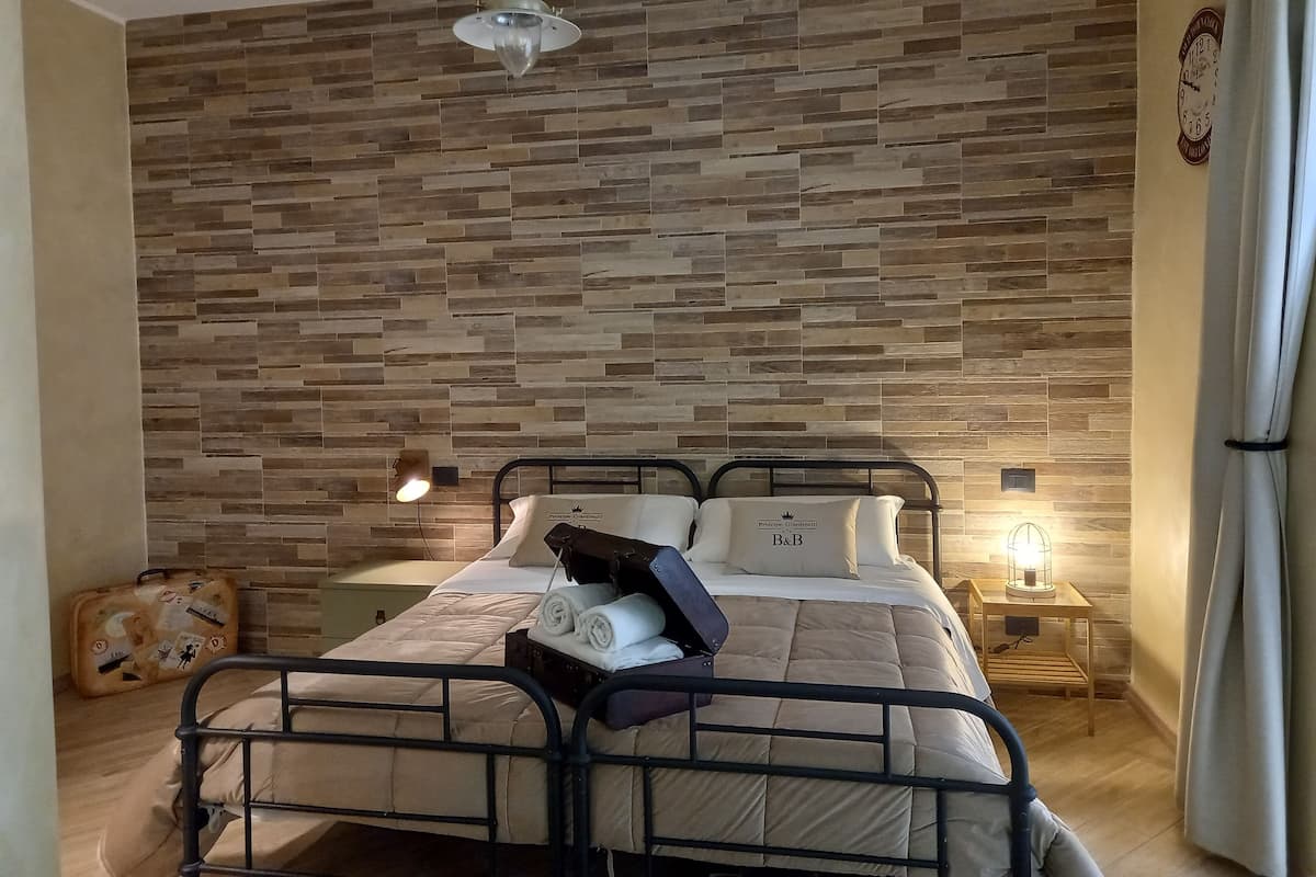 Quarto triplo elite, vista para a cidade (Barone Room Elite) | Individualmente decorados, individualmente mobiliados, escrivaninha