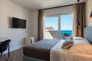 Quarto casal ou duplo luxo, vista para o mar | Cofres nos quartos, escrivaninha, cortinas blackout