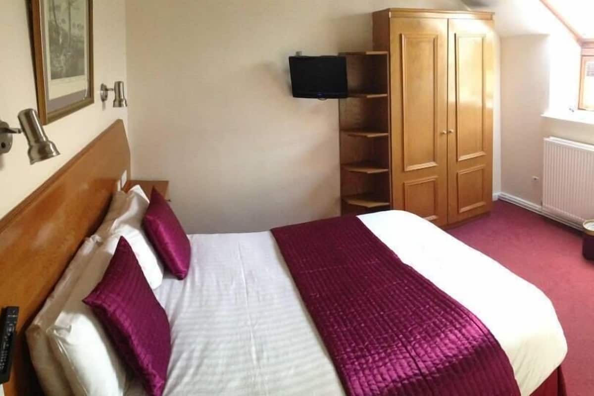 Quarto casal (with Shower - Pet Friendly) | Escrivaninha, ferros/tábuas de passar roupa, Wi-Fi de cortesia