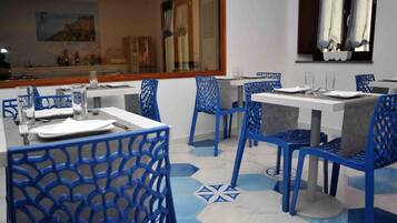 Café da manhã com buffet grátis todos os dias