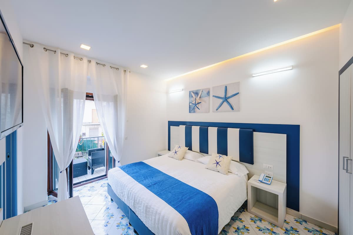 Quarto Duplo ou Twin Comfort, 1 cama queen-size, vista para o jardim | Cofre no quarto, secretária, camas desdobráveis, Wi-fi grátis 