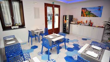 Café da manhã com buffet grátis todos os dias