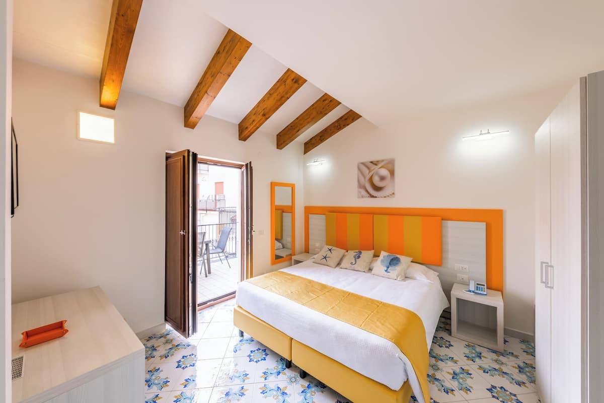 Quarto Duplo ou Twin Superior, 1 cama queen-size | Cofre no quarto, secretária, camas desdobráveis, Wi-fi grátis 