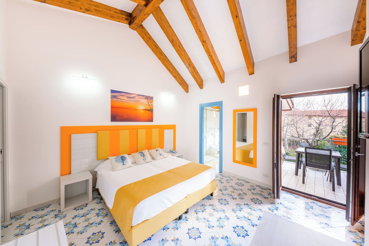 Quarto Duplo ou Twin Superior, 1 cama queen-size, vista para o jardim | Cofre no quarto, secretária, camas desdobráveis, Wi-fi grátis 