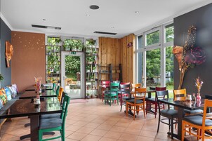 Café da manhã com buffet grátis todos os dias