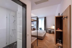 Quarto Empresarial (Eco L) | Secretária, Wi-fi grátis, roupa de cama fornecida