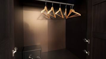 Quarto luxo, 1 cama Queen, vista para a cidade | Cofre
