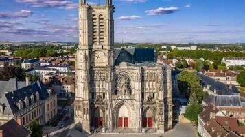 Uma catedral histórica com duas torres e uma grande entrada central.