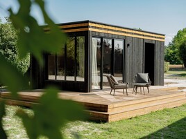 Quarto casal com design assinado, terraço, vista para o rio | Cofres nos quartos, individualmente decorados