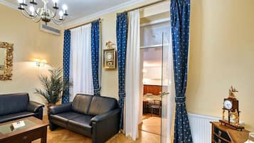 Quarto Duplo Deluxe, varanda | 1 quarto, minibar, cofre com capacidade para portátil