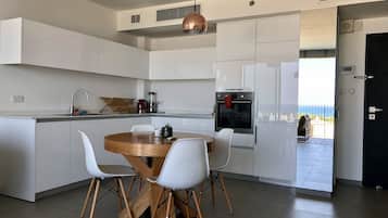 Apartamento, 1 quarto, vista para o oceano (503) | Cozinha privada | Um frigorífico/congelador grande, um micro-ondas, um forno