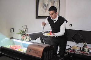 Escrivaninha, cortinas blackout, Wi-Fi de cortesia, roupa de cama