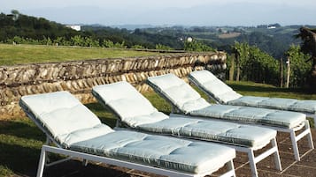 Terraço com espreguiçadeiras